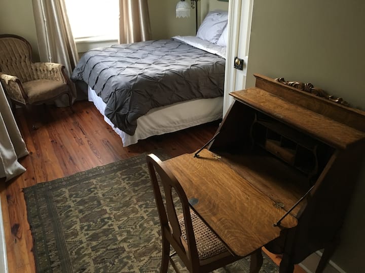 Downtown-14' Ceilings 2br, 2ba, And Old Cistern - Charleston, SC