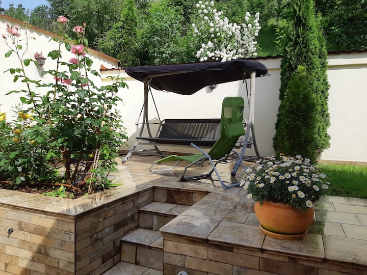 Old City Mari's 1-room With Garden - Brașov