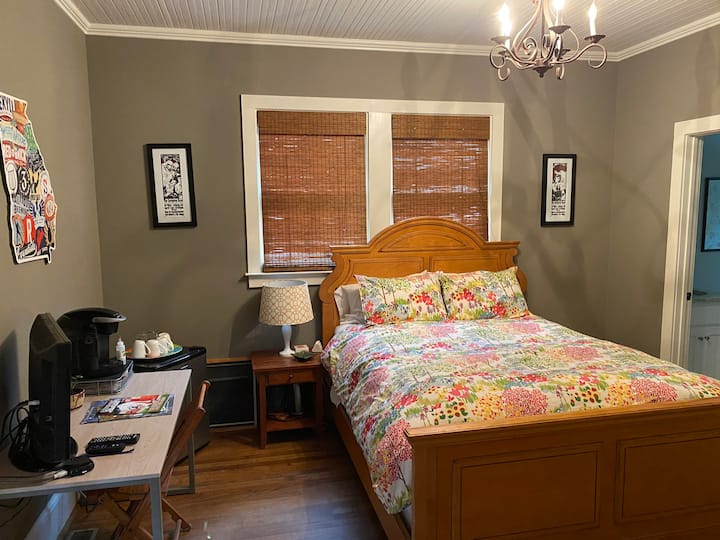 Holman Hideaway. Private Bath, Bed, And Entrance. - Athens, GA