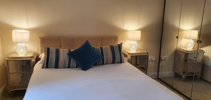 Modern 2br Flat Near Town Centre | Sleeps 4 - Beaconsfield, UK