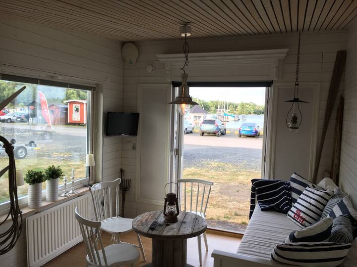 Mysig Stuga Direkt Vid Havet I Matviks Hamn. - Karlshamn