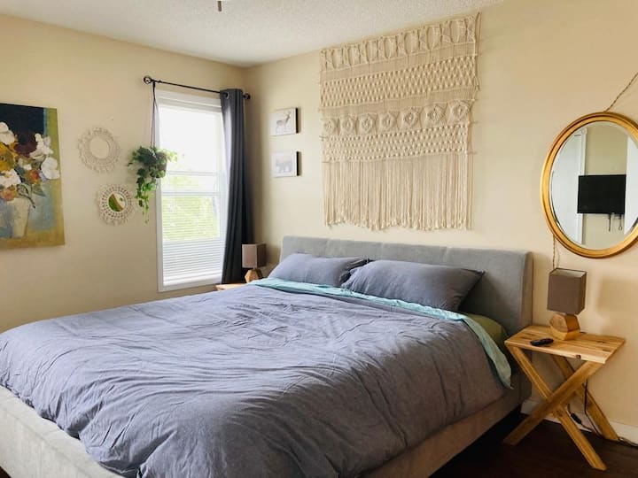 Cozy 2-level Private Home Away From Home - Calgary