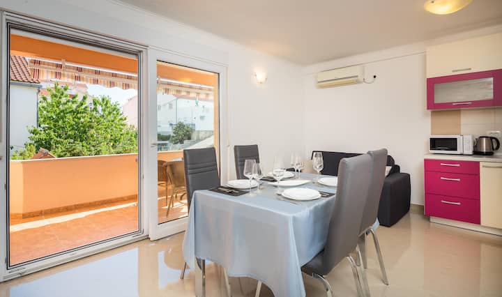 Apartments Krzelj, A4 With Balcony - Trogir