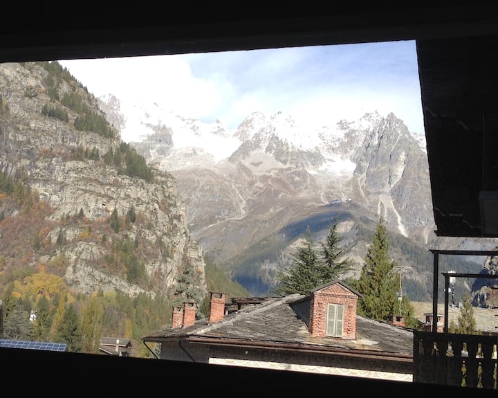 Spacious Apartment In City Center - Courmayeur