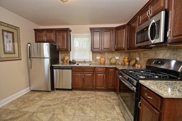 Serene Cozy Cottage - Homewood, IL