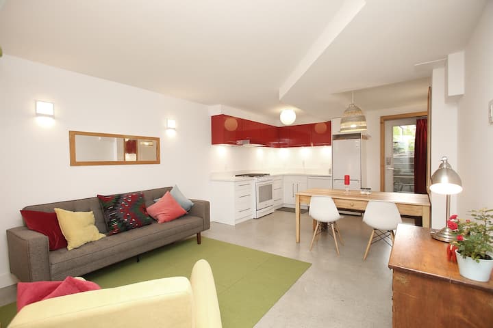 Lovely, Modern, Reno'd, Queen Bed, Full Kitchen! - Toronto