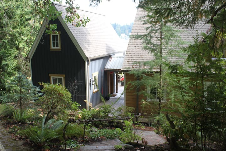 Cozy Boat House By The Bay - Bainbridge Island, WA