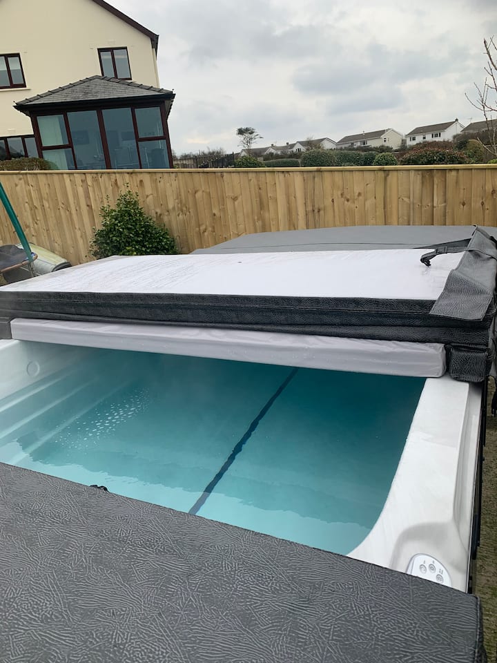Family Home Near Newgale Beach - Hottub & Swimspa - Little Haven