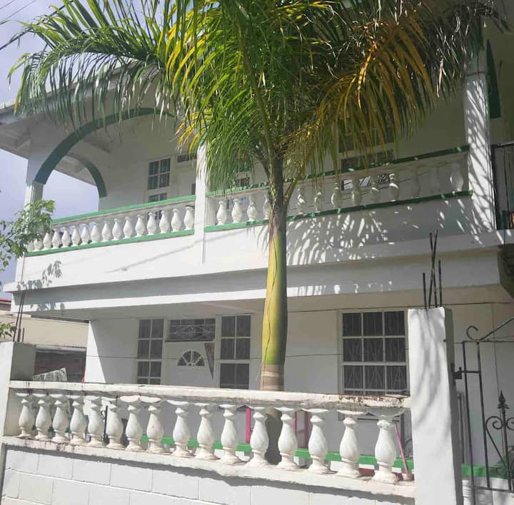 Sylma’s Airbnb One Bed Home 5 Minutes From Roseau - Roseau