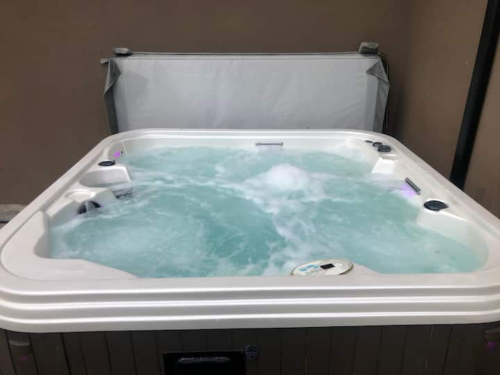 Ground-level Suite With Hot Tub & Covered Patio - Kelowna