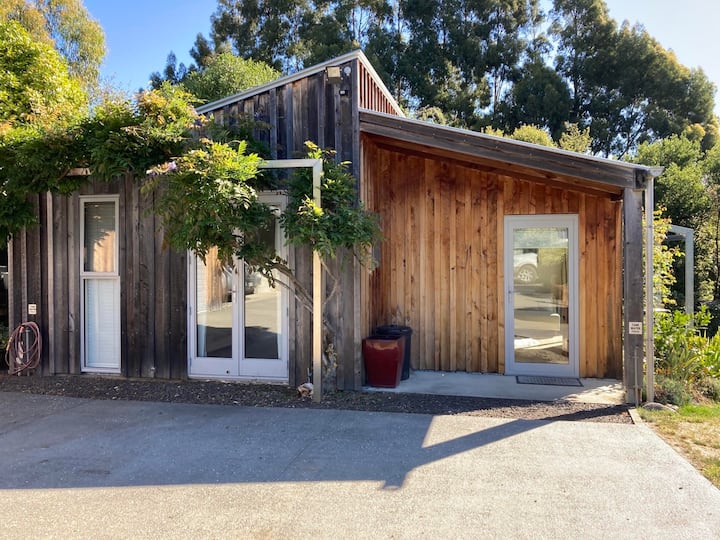 Modern, Self-contained Unit In A Restful Setting. - Little River