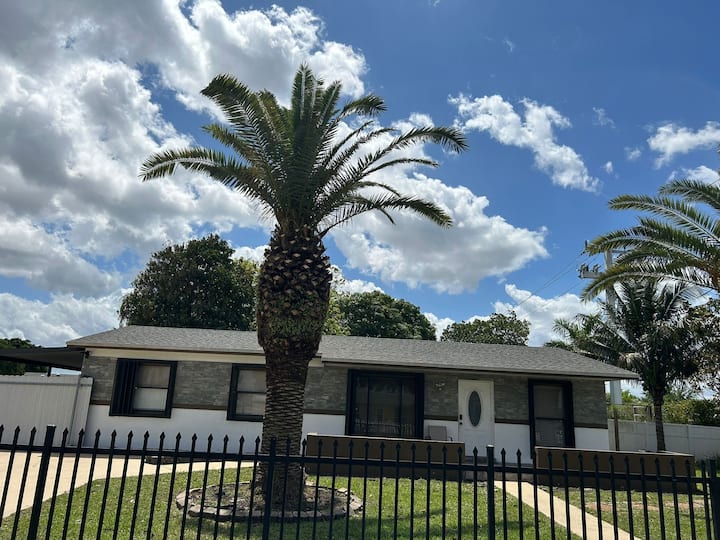 Resort Home Away From Home - Miami Gardens, FL
