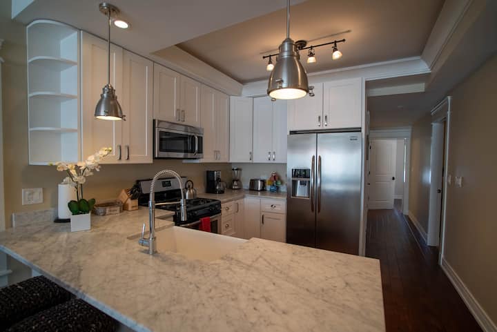 3 Bed 2 Bath Private Fully Furnished Apartment - Chicago, IL