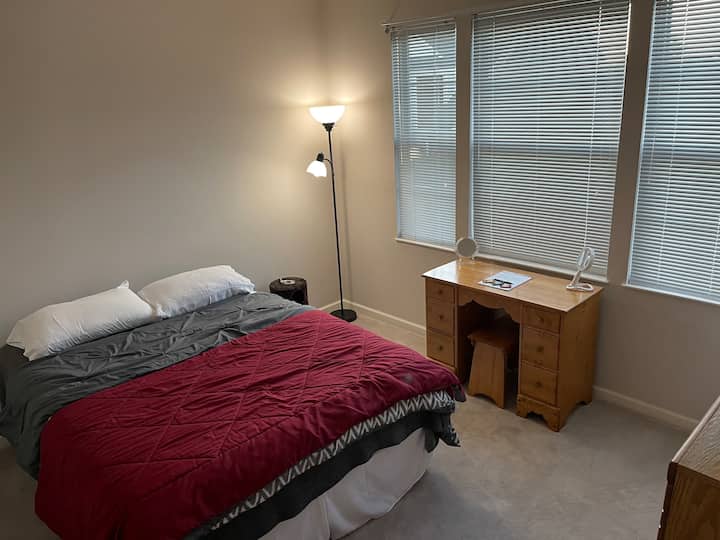 Queen Bedroom With Private Bathroom In Quiet Condo - Fishers, IN