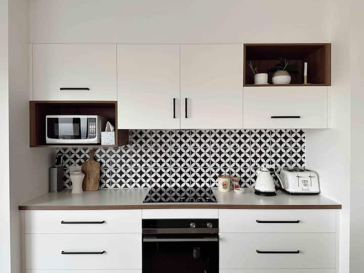 House Black - Clean & Cosy - Deloraine