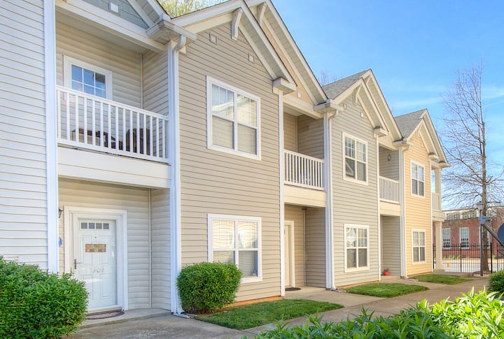 Intimate Townhouse Near Uptown & Parkwood Station! - Charlotte, NC