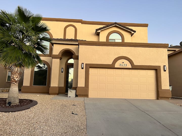 Cheerful 4 Bedroom Home With Beautiful Backyard - El Paso, TX