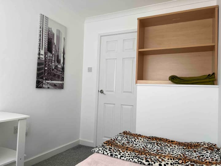 Single Bedroom ( Everything Inc) - Hull