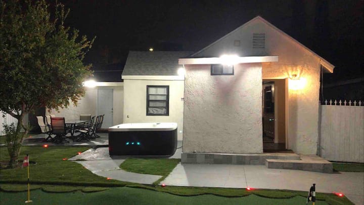 Entire 3 Bedroom Home With Golf Putting & Hot Spa - Los Angeles, CA