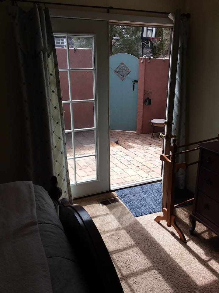 Arched Door Courtyard W/ Hot Tub - Bend, OR