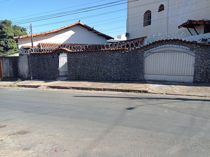 Casa A 800 Metros Do Centro Com Garagem - Montes Claros