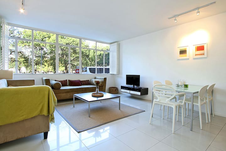 Large 1 Bedroom Apartment Opposite Company Gardens - 케이프타운