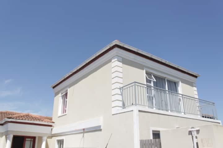 Cosy Living.blouberg. Comfortable. Value For Money - Parklands