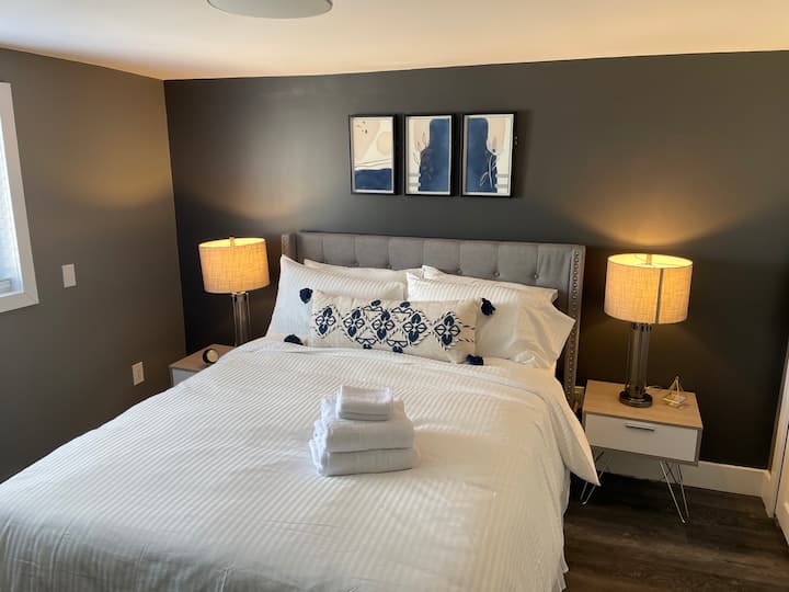 Fully Renovated Chic 2 Bedroom Oasis - Hamilton