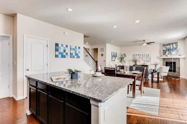 Beautiful & Clean Private Master Bedroom Nice Neig - Aurora, CO