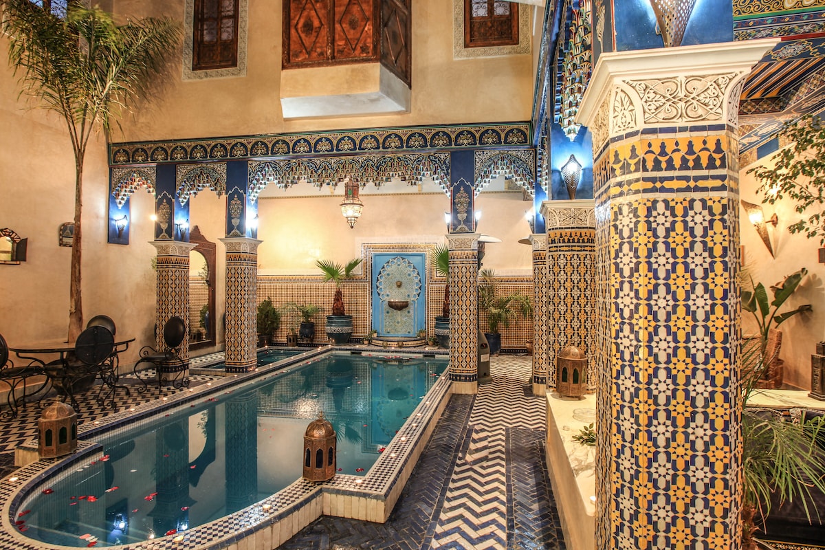 Bedroom with 2 beds, real pool, Riad Marrakech. - Bed and breakfasts ...