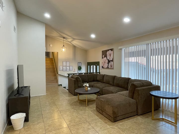 Entire Home 4 Bedroom 4 Miles To Strip Sleeps 8-10 - Las Vegas