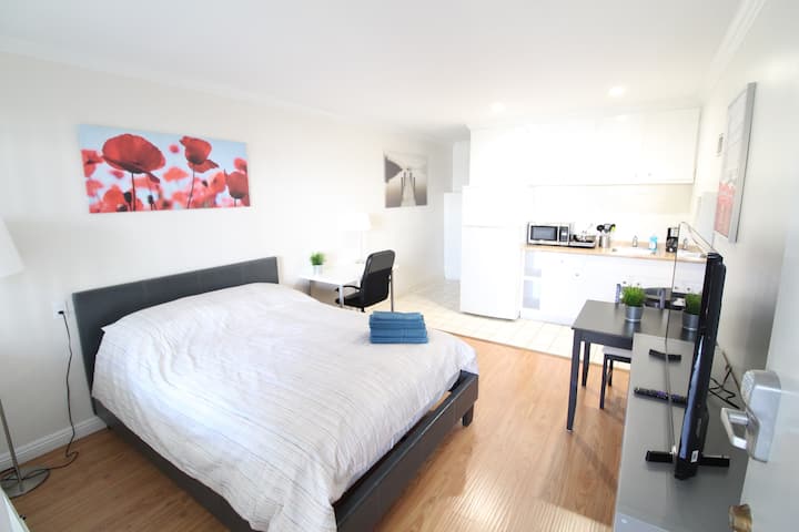 Inviting Upper Studio Apartment In West L.a - Los Angeles, CA