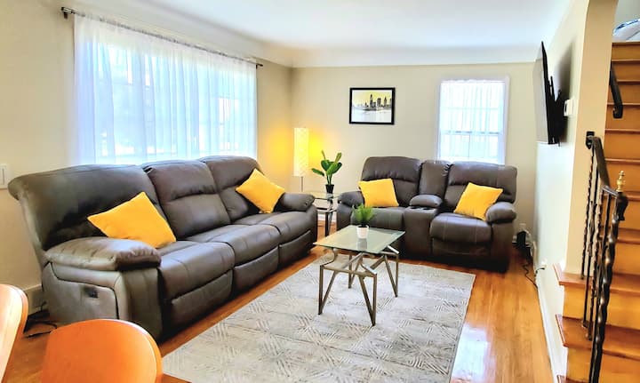 1 King 3 Queen Beds* Quiet* Fully Fenced Backyard - Parma, OH