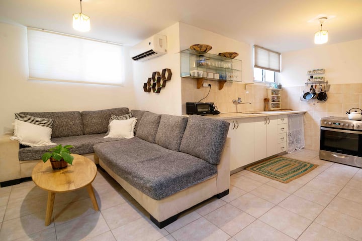 Amazing Location, Garden Apt 2 Br Near The Beach - Tel Aviv-Jaffa