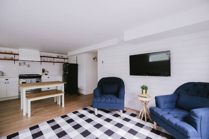 Henry's Hideaway-cozy Farmhouse Styled Guest Suite - Phinney Ridge - Seattle