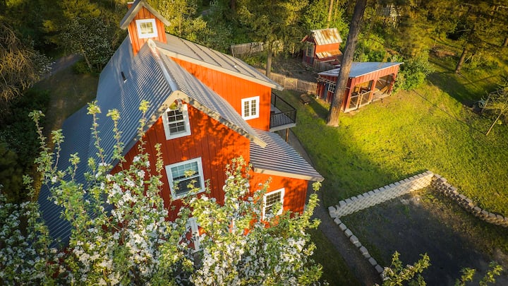 Little Red Barn On Big Meadows: Maximum Occupancy - Mount Spokane State Park, Mead