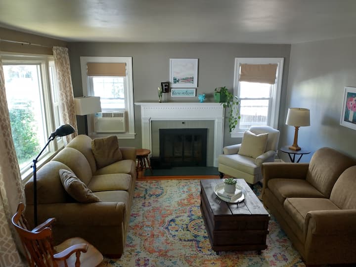Charming Cape Cod, Bright, 6 Bedrooms, Deck, Yard - Providence, RI