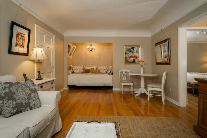 Spanish Style Apartment Two Blocks To The Beach - Long Beach, CA