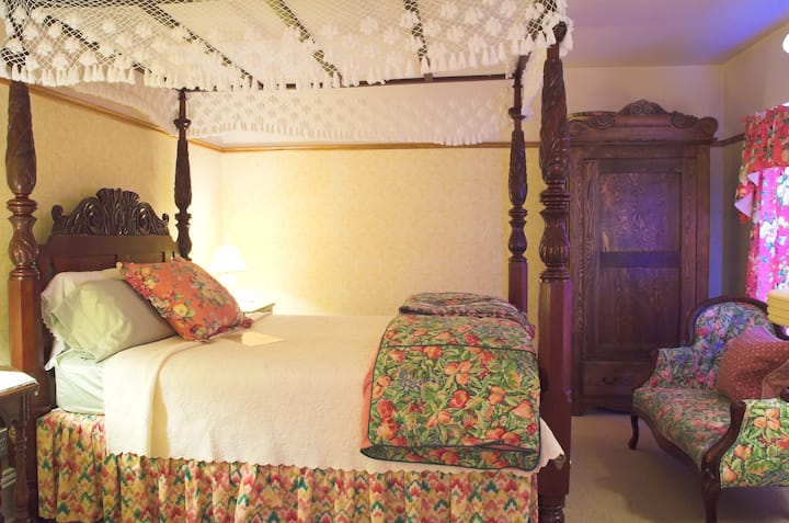 Room 4: Romantic Retreat (Main House) - White Lace Inn - Door County, WI