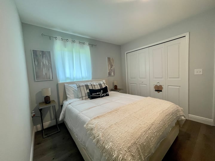 Cozy Bedroom | Near Blue Springs/daytona Beach - DeLand, FL