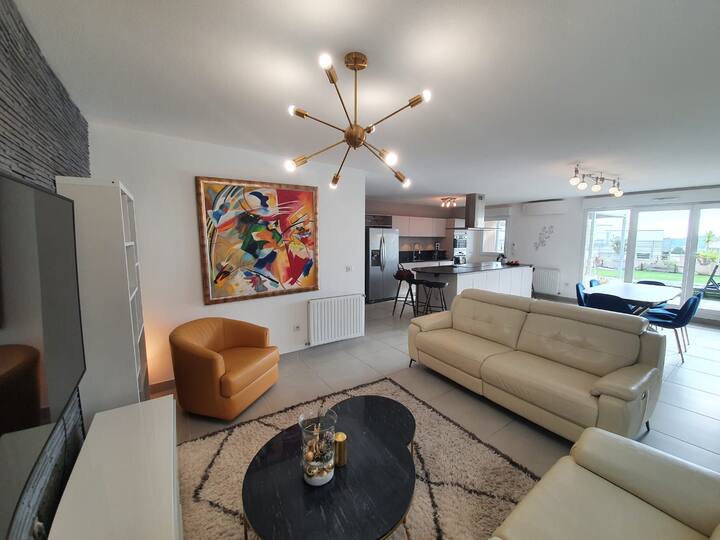 Un Magnifique Appartement Meublé De 110 M² Avec Une Terrasse Exceptionnelle De 120 M² Avec 3 Chambres Et Un Grand Sejour. A Proximité De Toutes Les Commodités (Tram, Casino, Resto,...) A 25min De La Mer, à 5min Du Golf Et à 2h D'une Station De Ski. - Juvignac