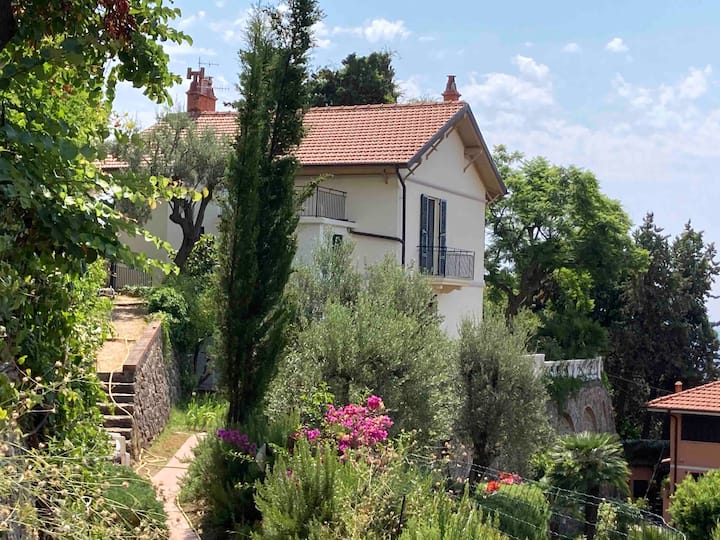 Villa D’epoca Ridente  Con Box “La Venusta” - Alassio