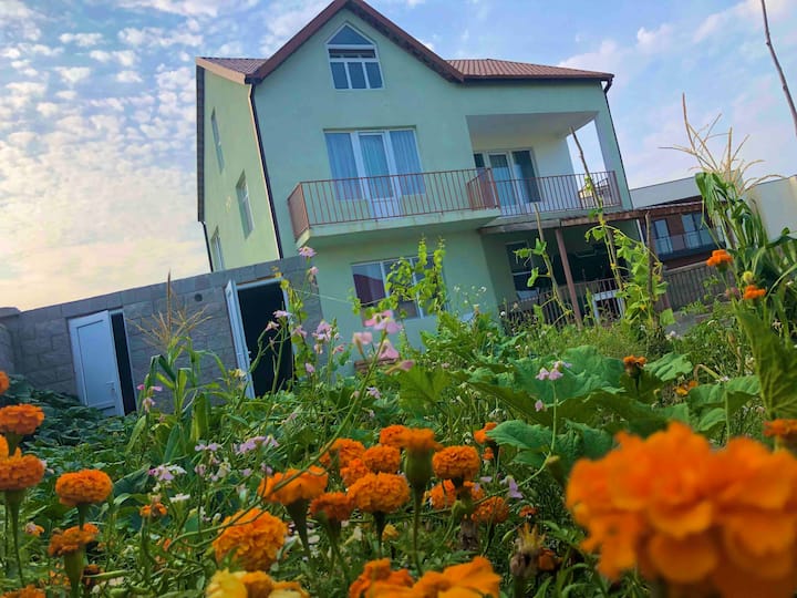Entire House And Garden Very Central Quit Location - Tbilisi