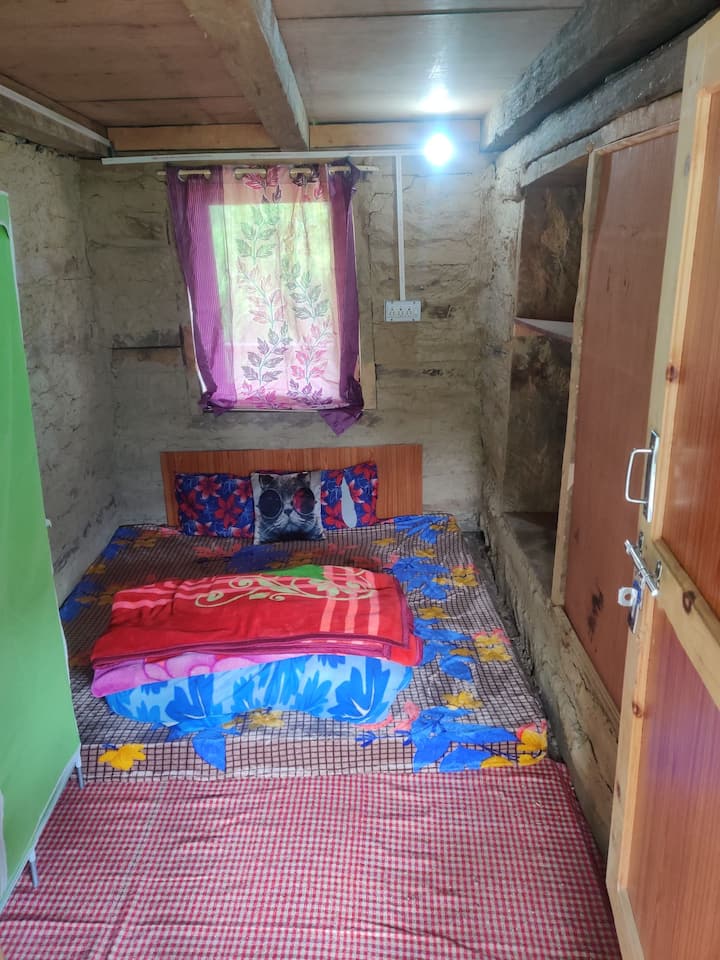 Small Cozy Room With 6x6 Bedding, Big Lobby. - Himachal Pradesh