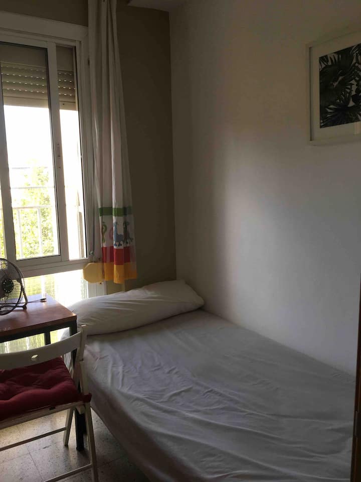 Nice Monthly Single Room 15 Mins To Bcn Center - Badalona