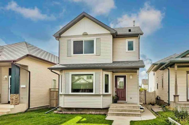 Cozy/beautiful 4 Bedrooms* Close To Banff - Calgary