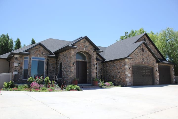 Sunny's Garden Vacation Home - West Jordan, UT
