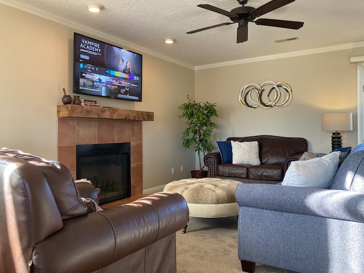 King Bed Suite W/stunning View! Pools & Gym - St. George, UT