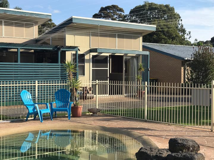 Poolside, Seaside, Trackside! - 필립 섬