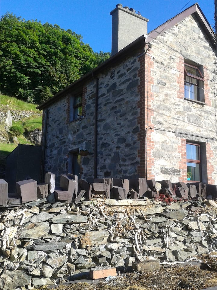 Cosy, Clean, Welcoming Bwthyn Bach Gilfach - Bethesda